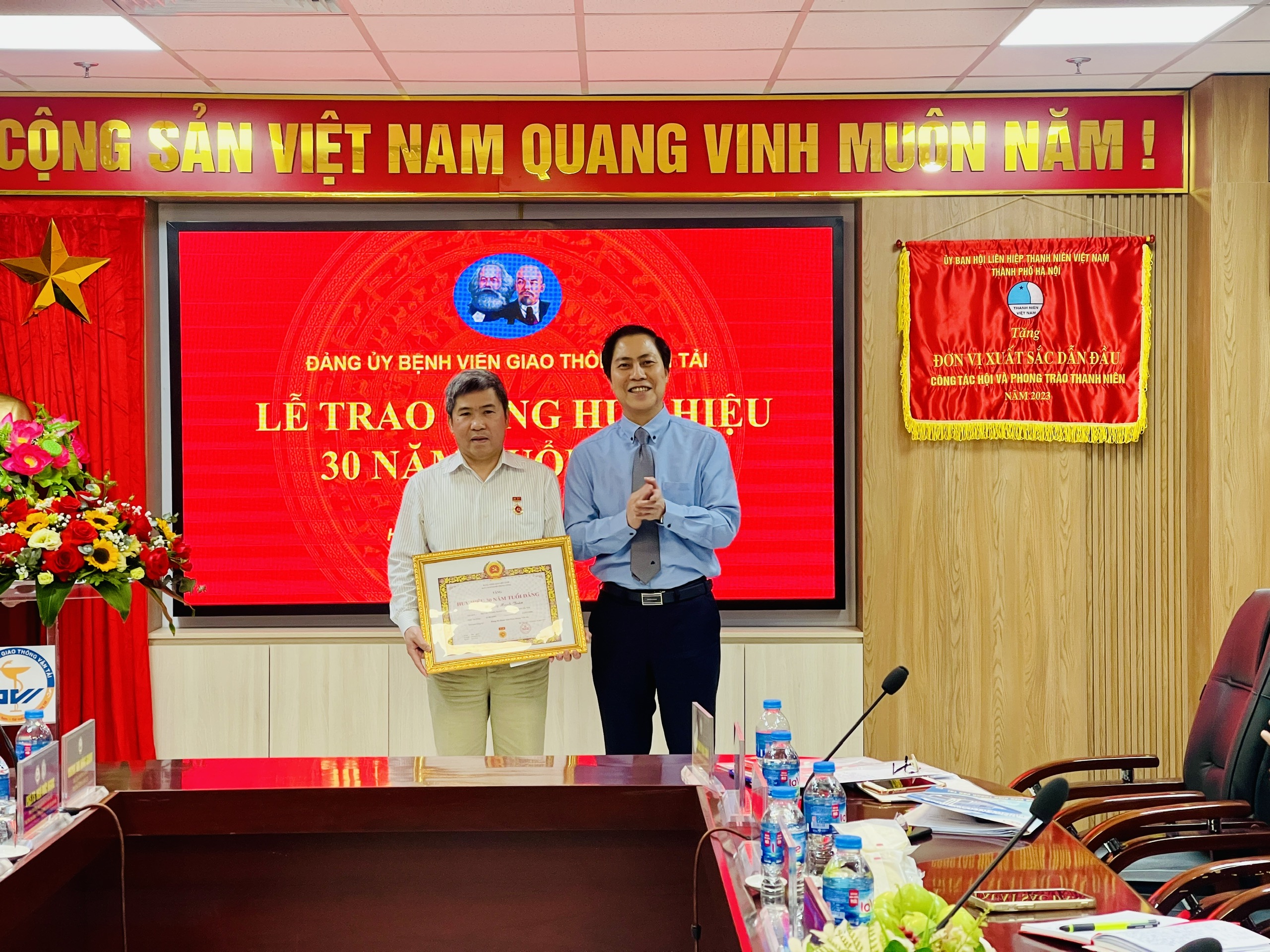 Trao tặng Huy hiệu 30 năm tuổi Đảng cho đảng viên của Bệnh viện Giao thông vận tải